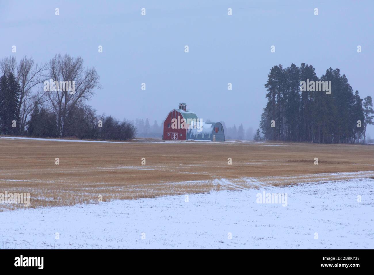Old fashion red barn hi-res stock photography and images - Alamy