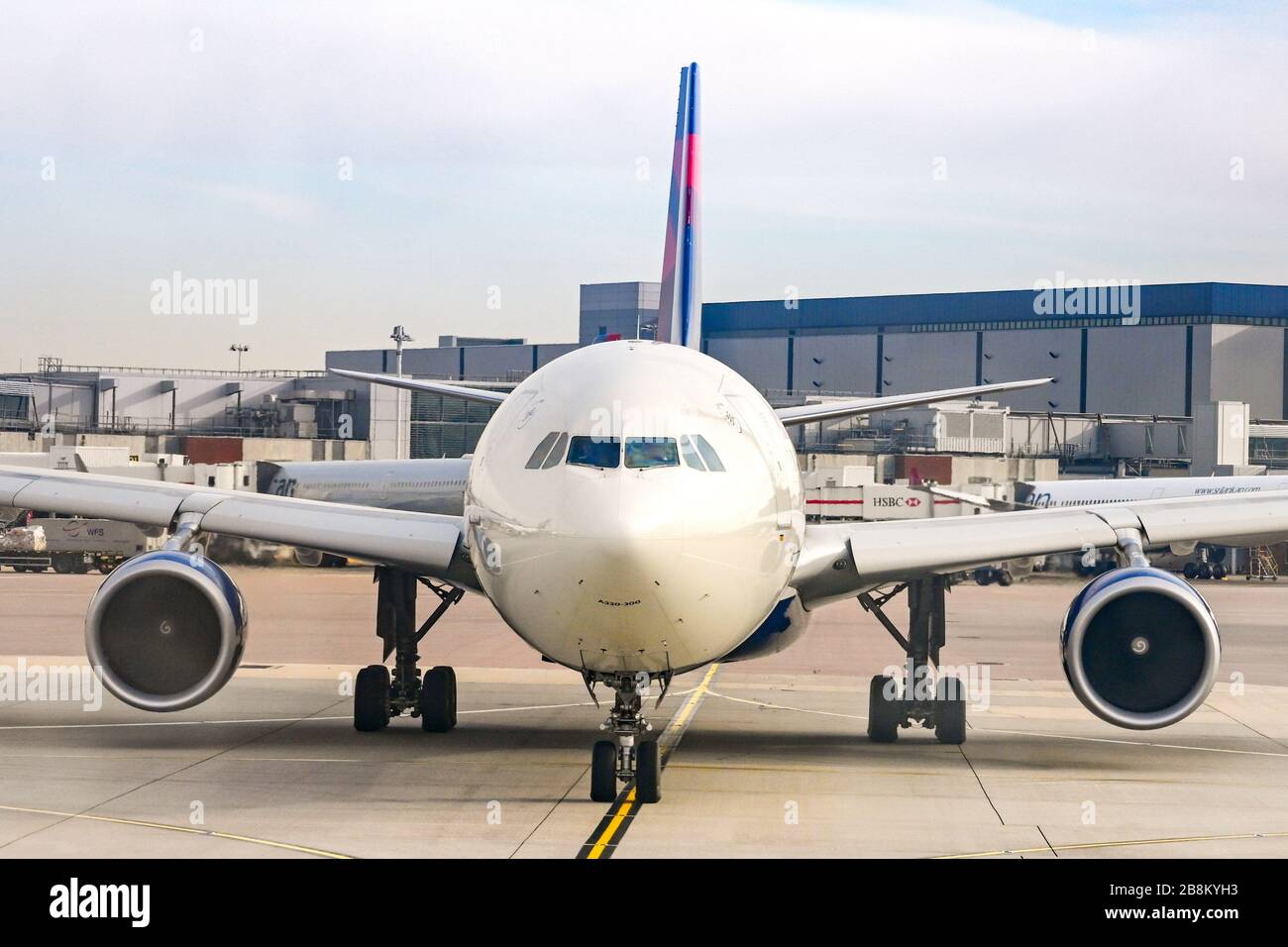 LONDON, ENGLAND - NOVEMBER 2018: head on view of a Delta Airlines ...