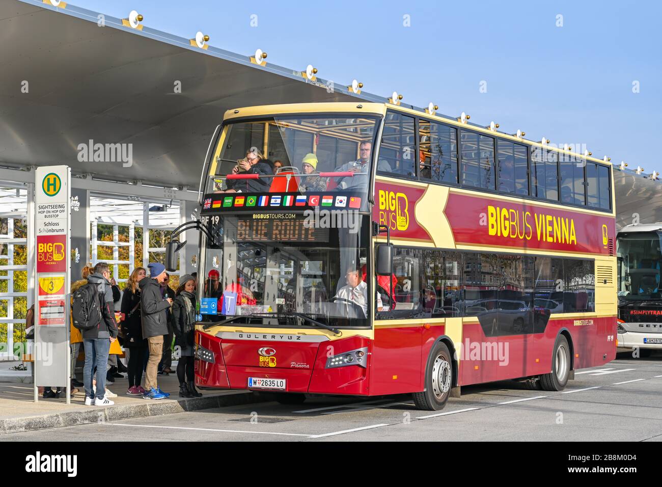 Bus vienna sightseeing hop on hop off hi-res stock photography and ...