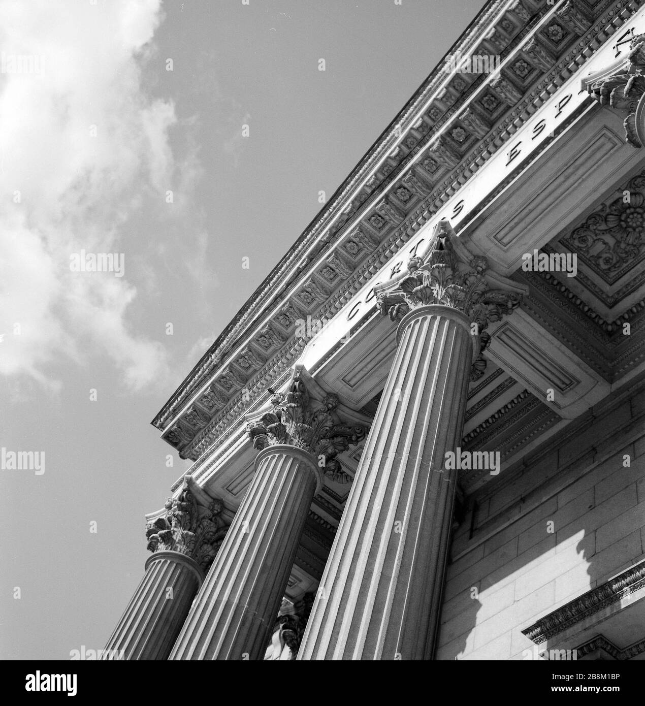 DETALLE DE LAS COLUMNAS CORINTIAS DEL PORTICO DE LA FACHADA PRINCIPAL ...