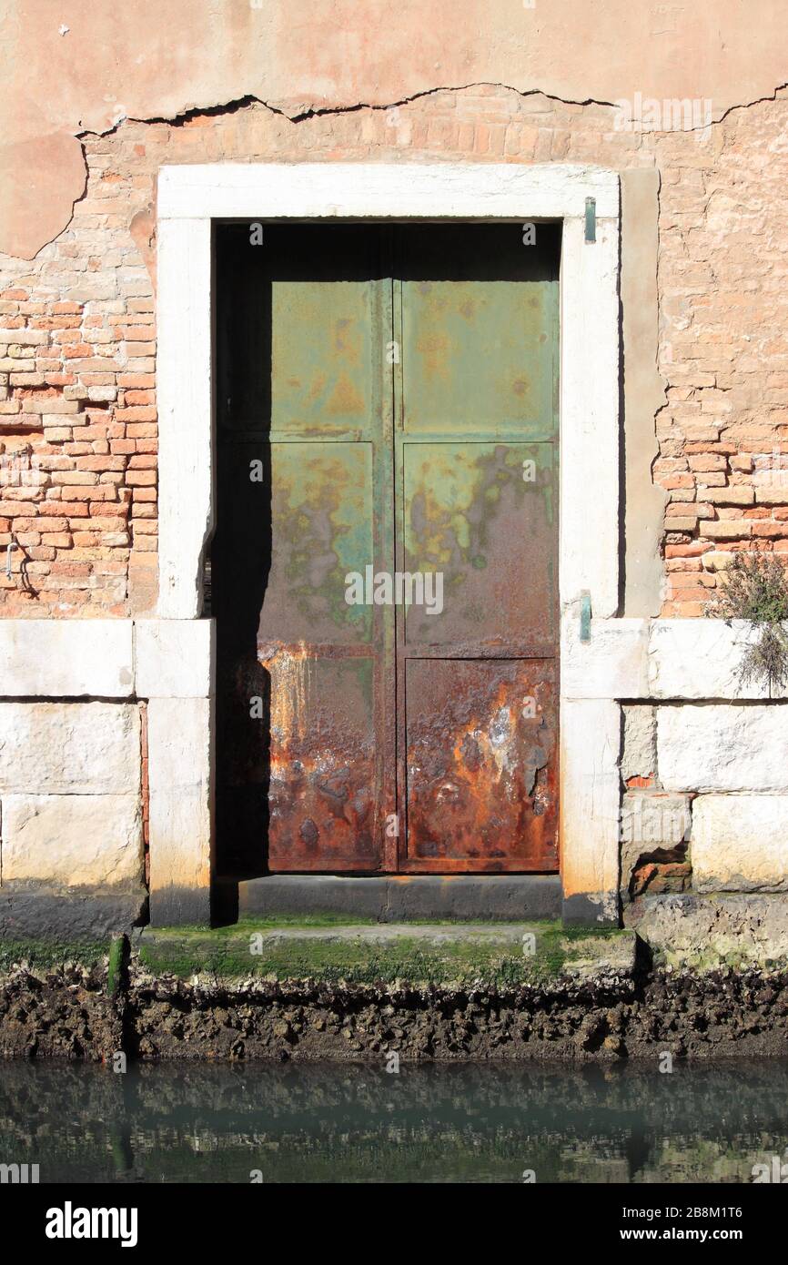 Ancient metal front door hi-res stock photography and images - Alamy
