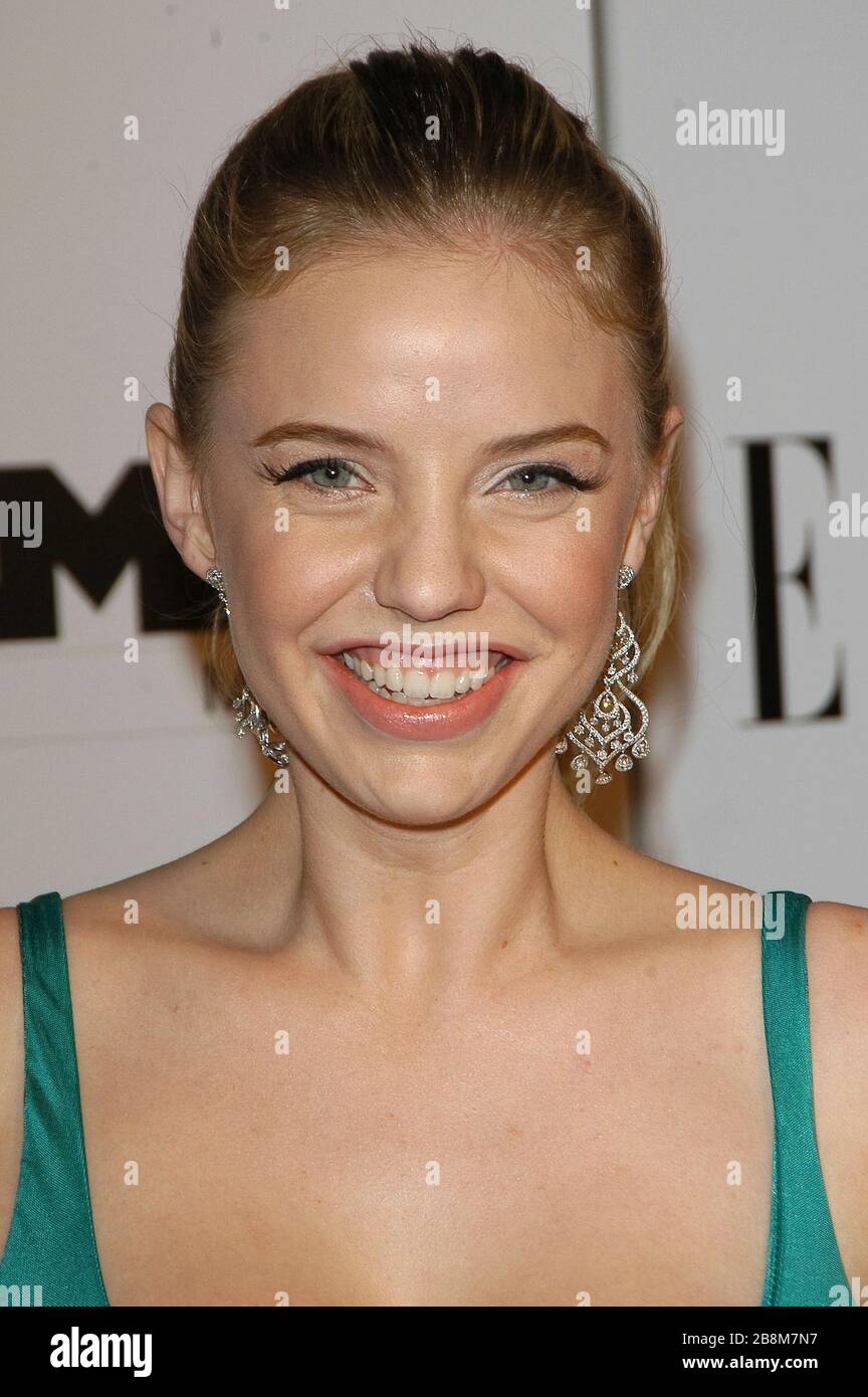 Kelli Garner at the Los Angeles Premiere of "The Aviator" held at Mann ...