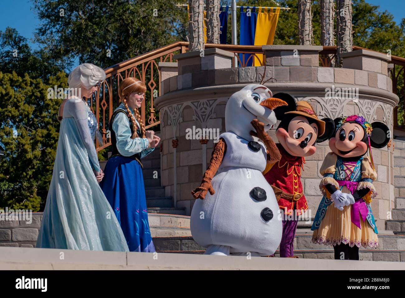 Anna y elsa hi-res stock photography and images - Alamy