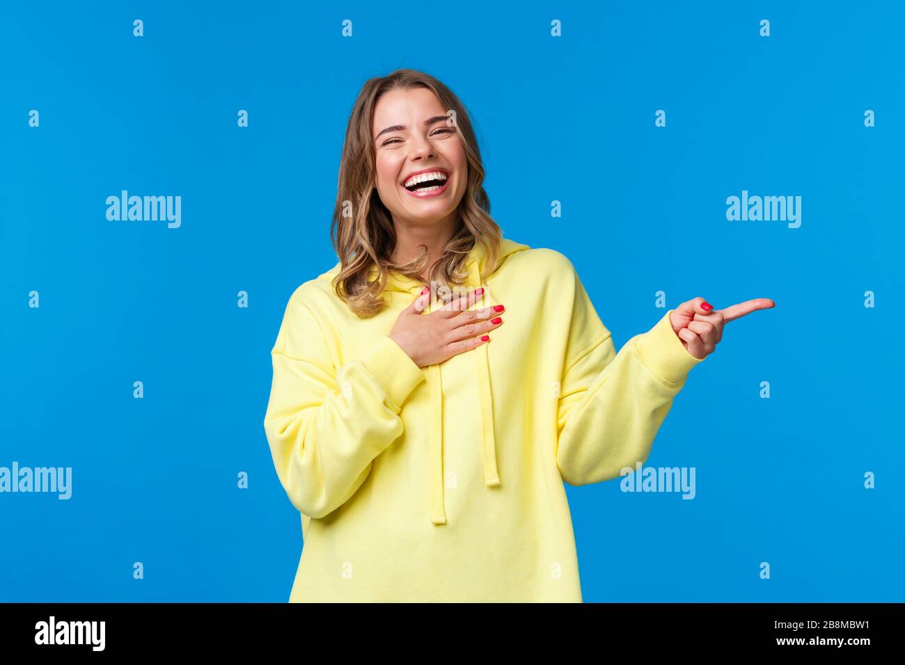 Waist-up portrait of laughing girl having fun, discuss hilarious ...