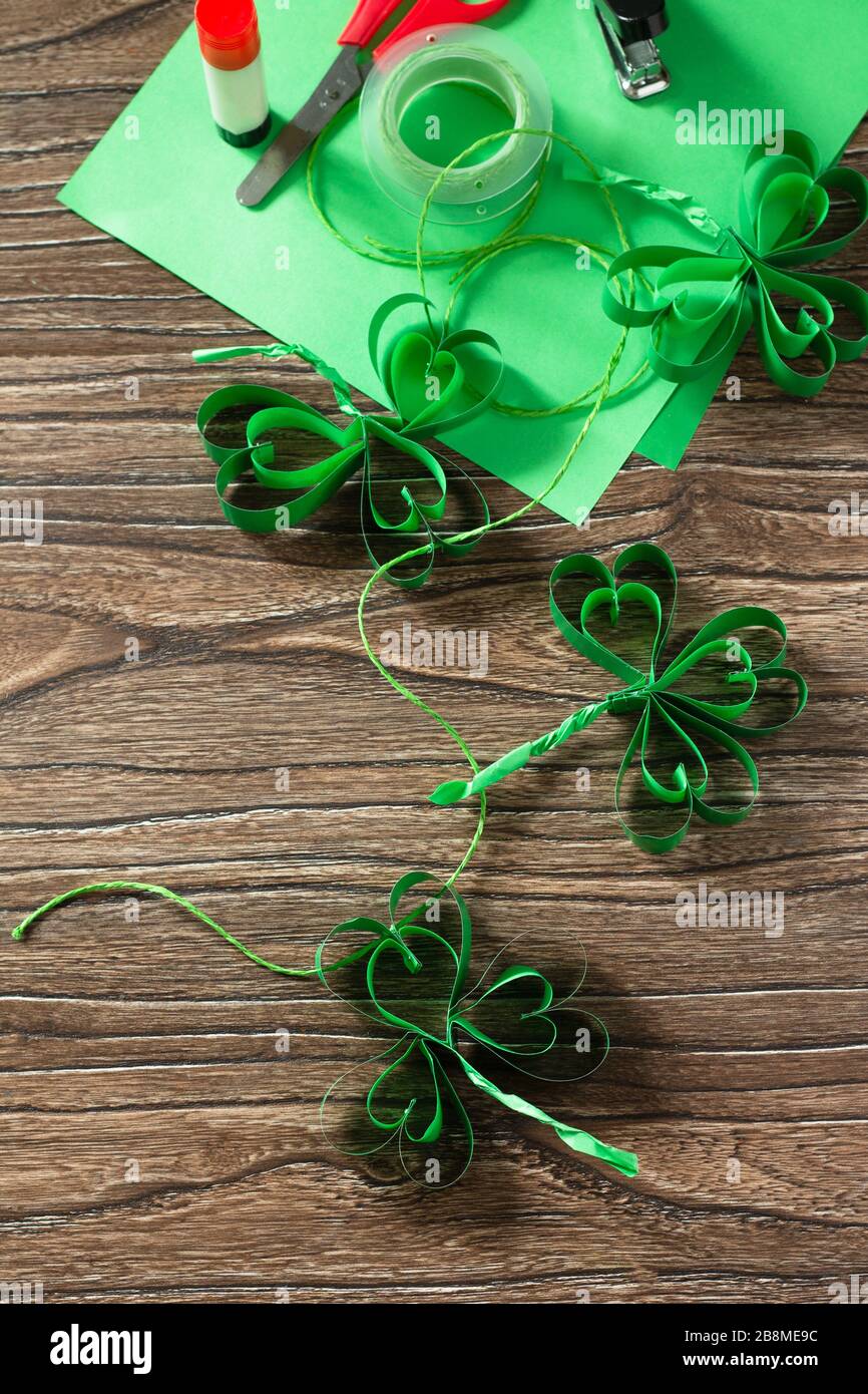 Garland St. Patrick's Day clover, craft from paper. Handmade. Children ...