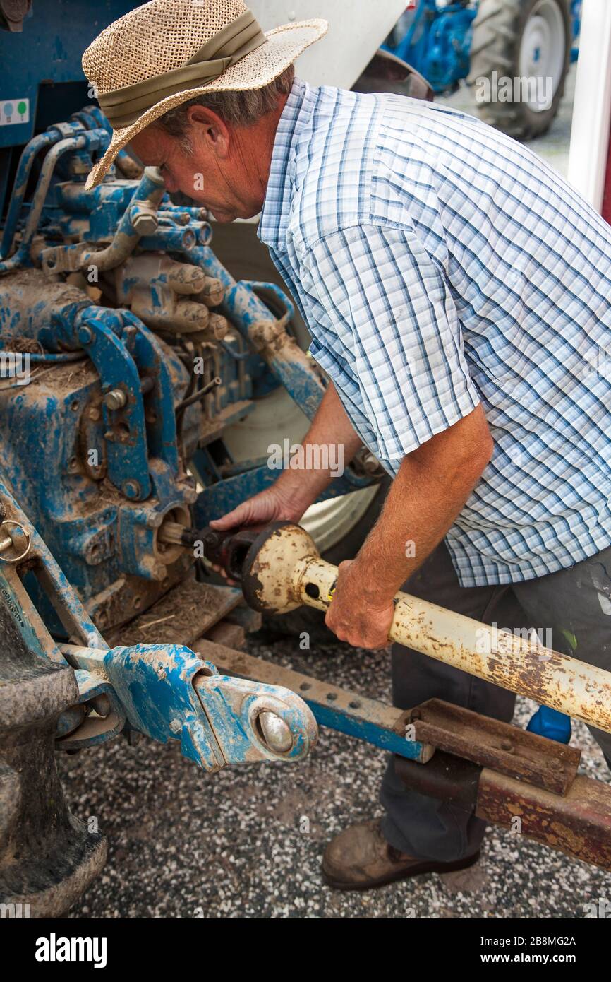 Work at farm hi-res stock photography and images - Alamy