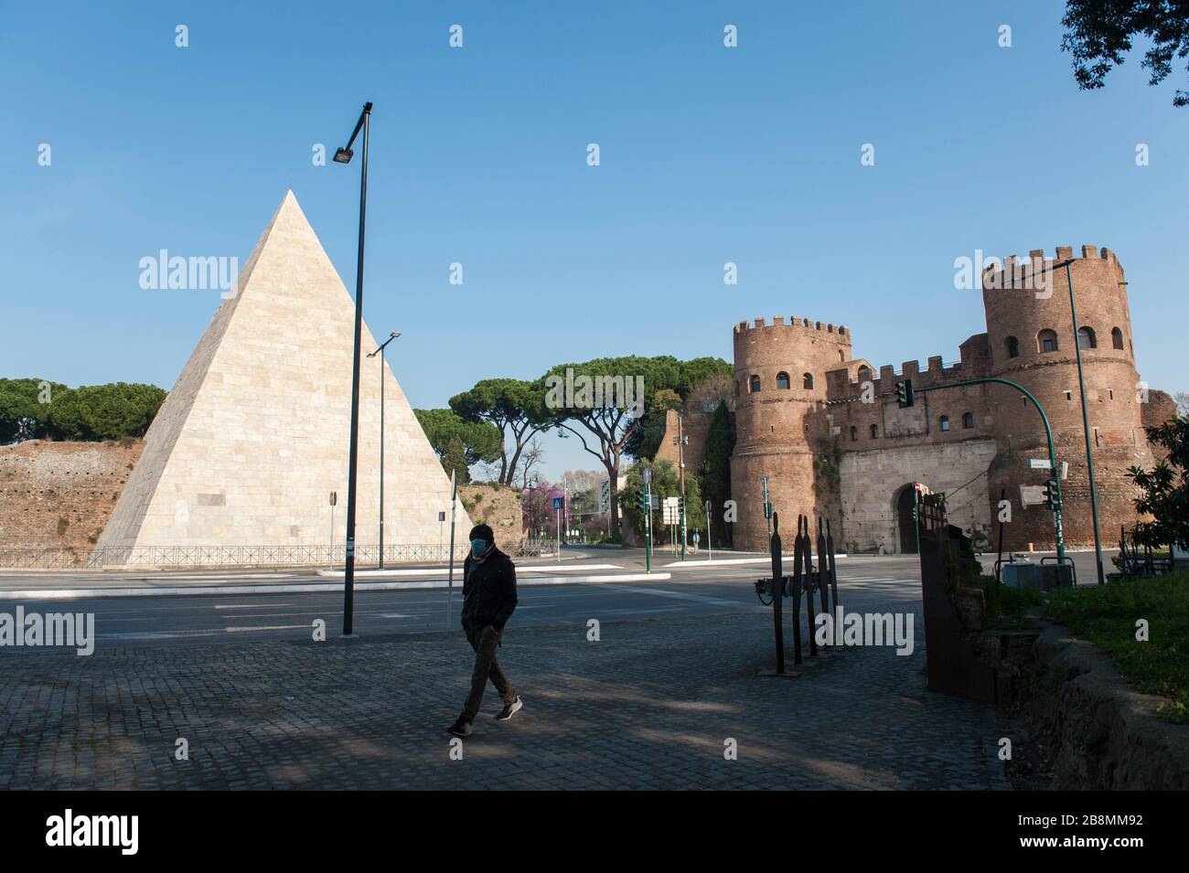 Rome cestia pyramid hi-res stock photography and images - Alamy