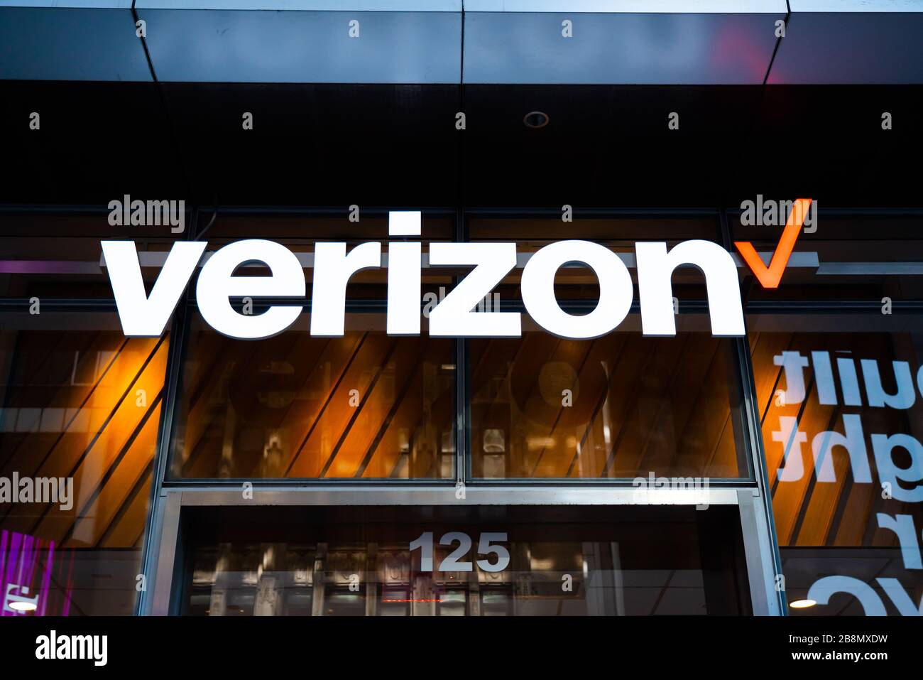 Verizon store sign hi-res stock photography and images - Alamy