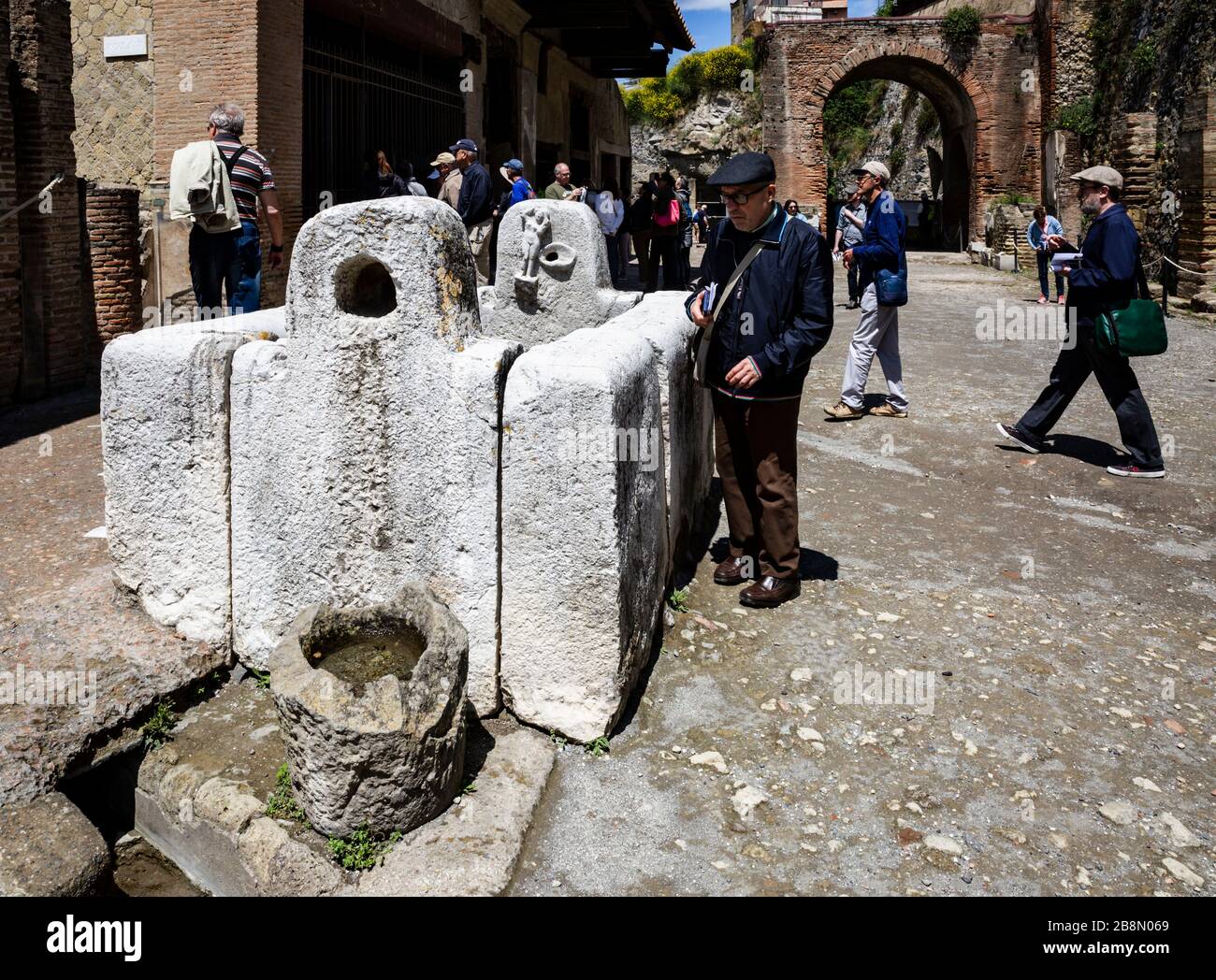 Ruined architecture hi-res stock photography and images - Alamy