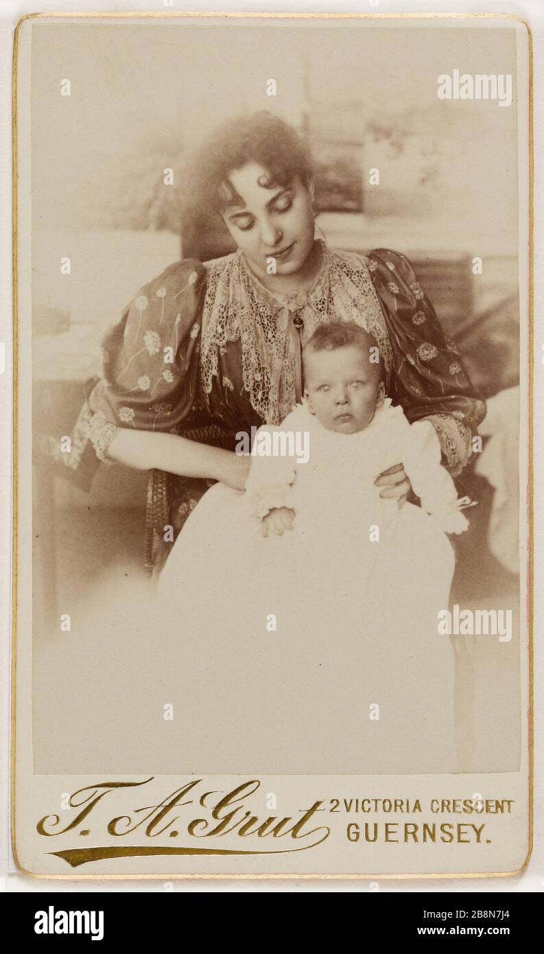 Jeanne Hugo with his son Charles Daudet "Jeanne Hugo avec son fils ...