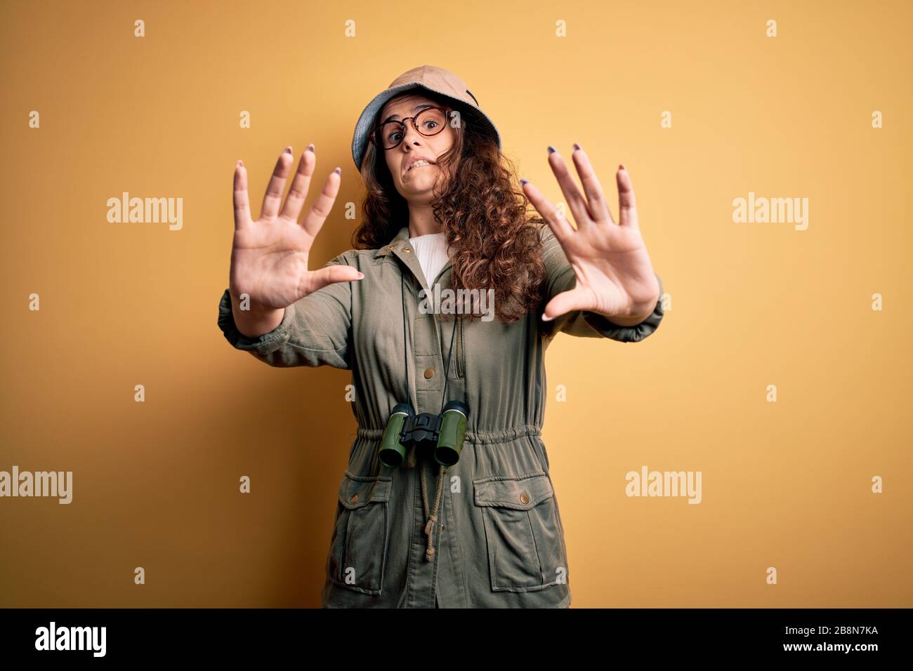 Young beautiful tourist woman on vacation wearing explorer hat and ...
