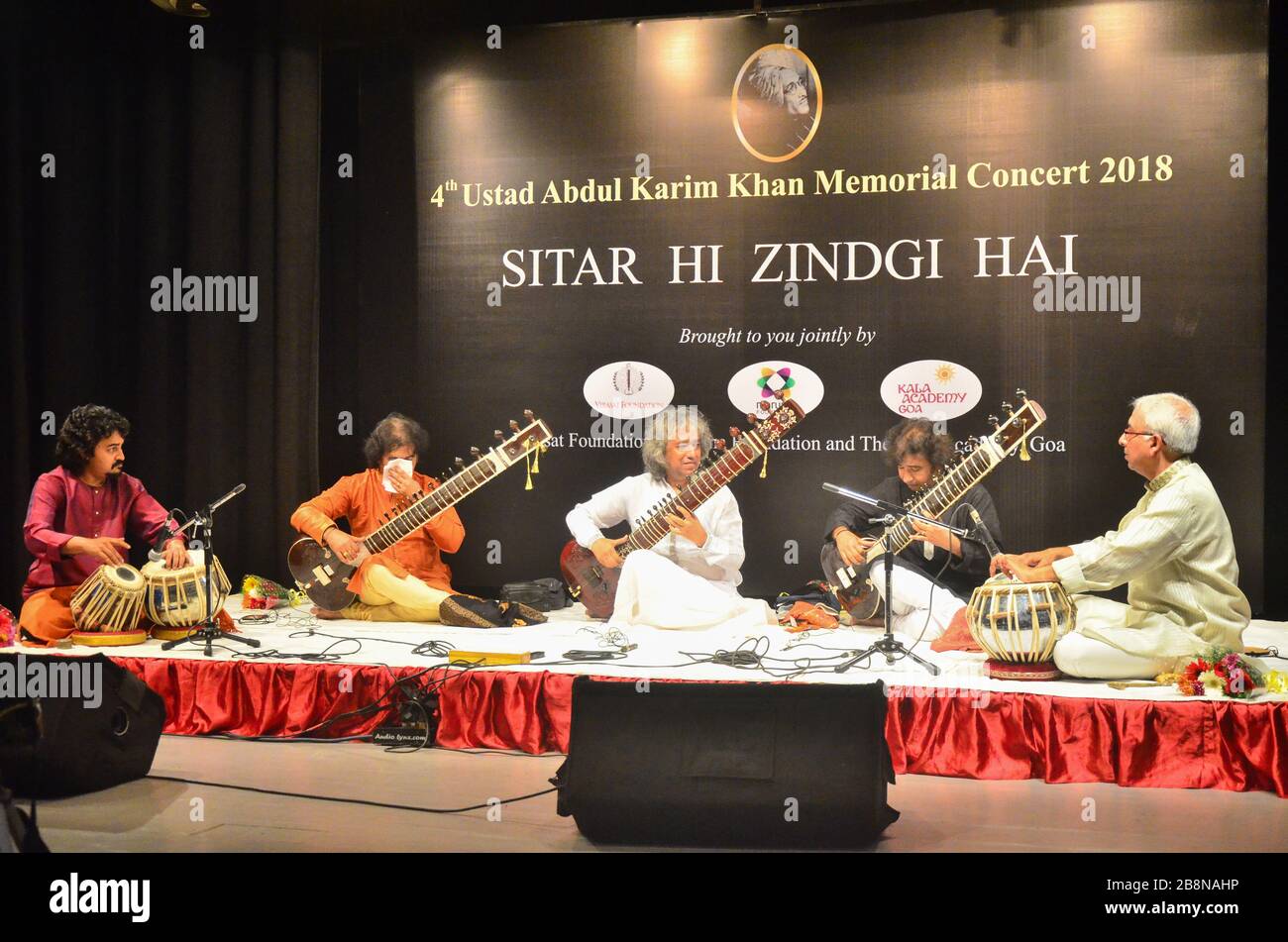 Tabla and sitar hi-res stock photography and images - Alamy