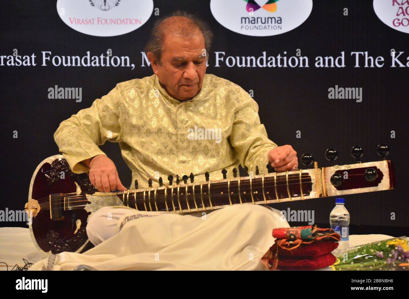 Third generation sitarist hi-res stock photography and images - Alamy