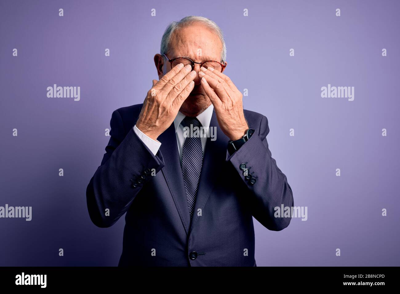 Grey haired senior business man wearing glasses and elegant suit and ...