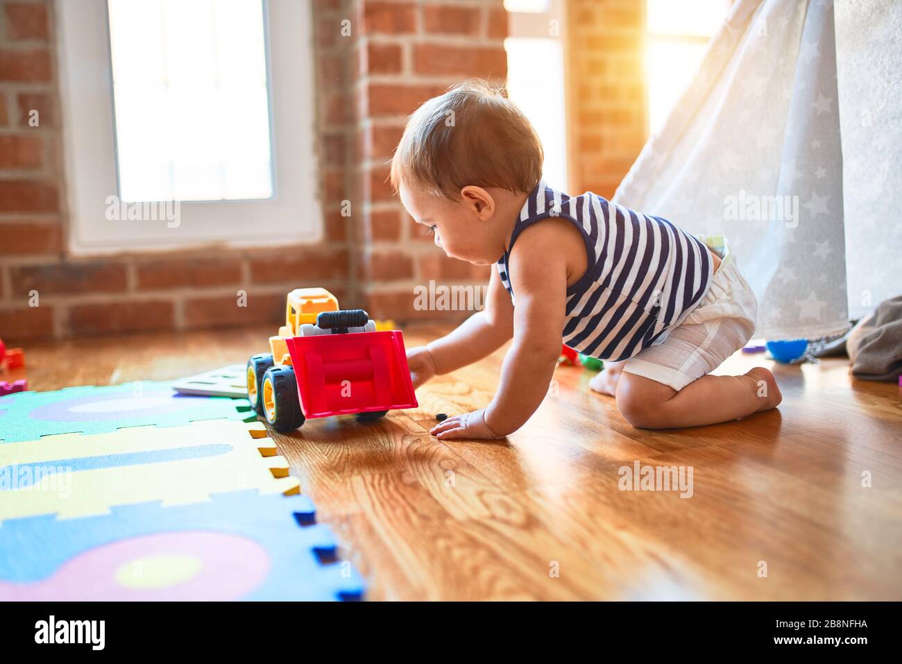 Infant crawling school hi-res stock photography and images - Alamy