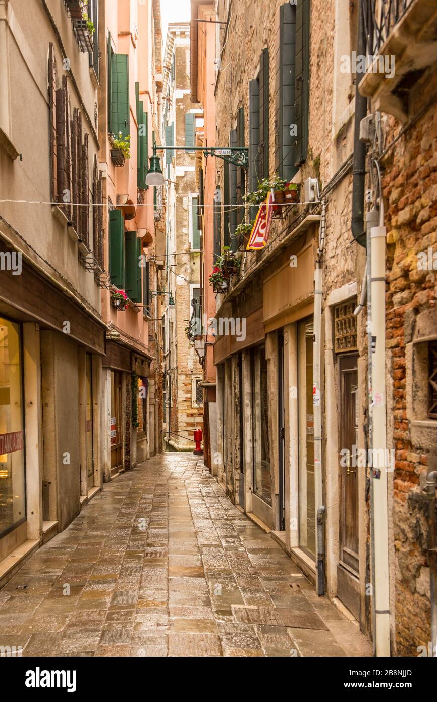 Back streets of venice hi-res stock photography and images - Alamy