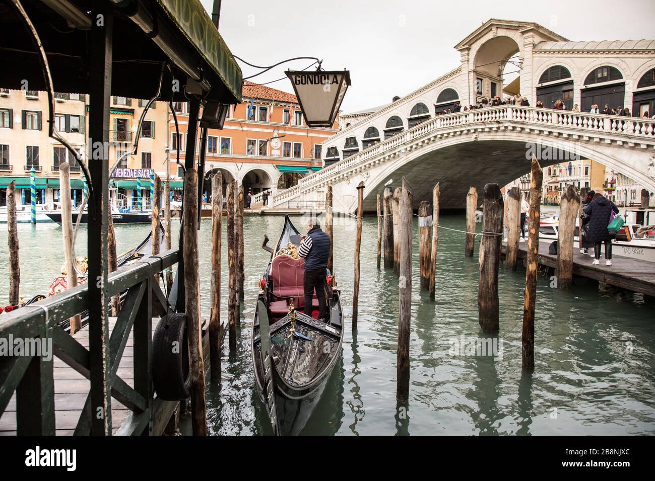 Rialto Bridge and Gondola Dock in Venice, Italy Stock Photo - Alamy