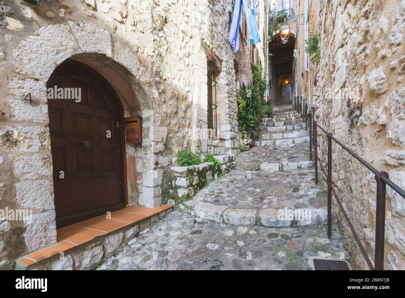 Cobbled alleyway, Saint-Paul-de-Vence, Provence-Alpes-Cote d'Azur ...