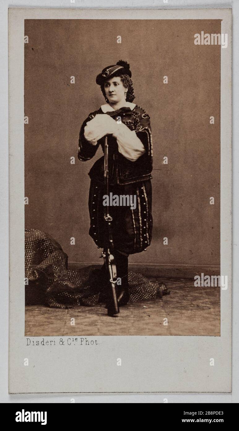 Portrait of Logatha Clementine (dancer) Portrait de Clémentine Logatha ...