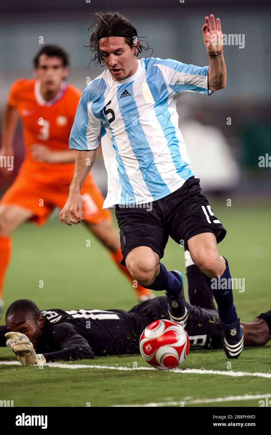 Lionel messi dribbling hi-res stock photography and images - Alamy
