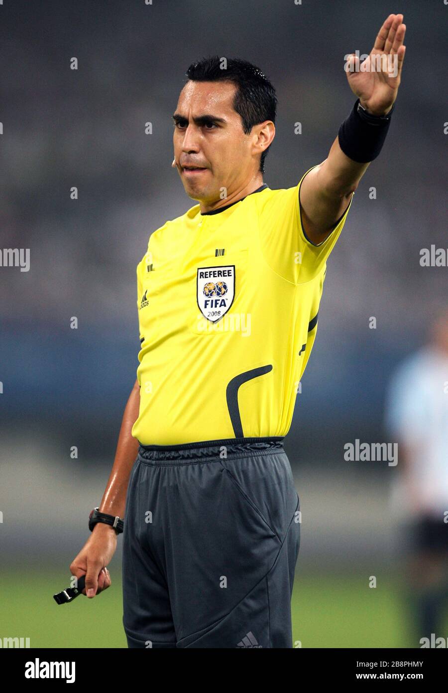 Referee at the 2008 olympic soccer tournamnt hi-res stock photography ...