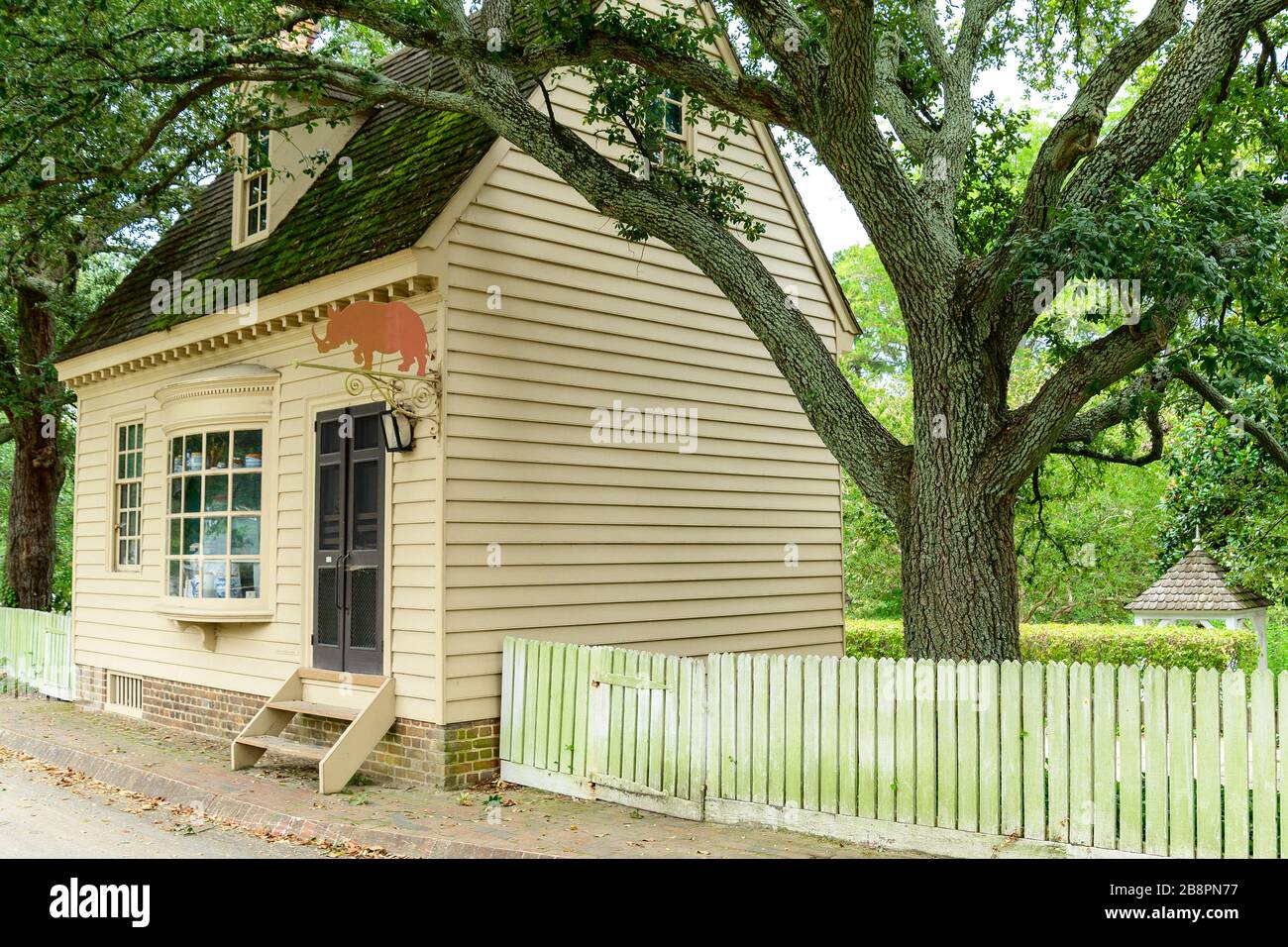 Apothecary colonial williamsburg hi-res stock photography and images ...