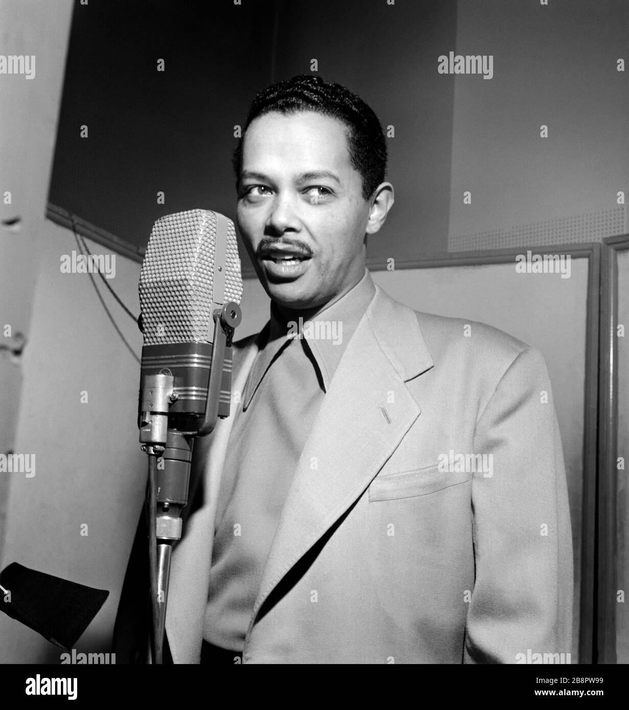 1946 is an american singer hi-res stock photography and images - Alamy