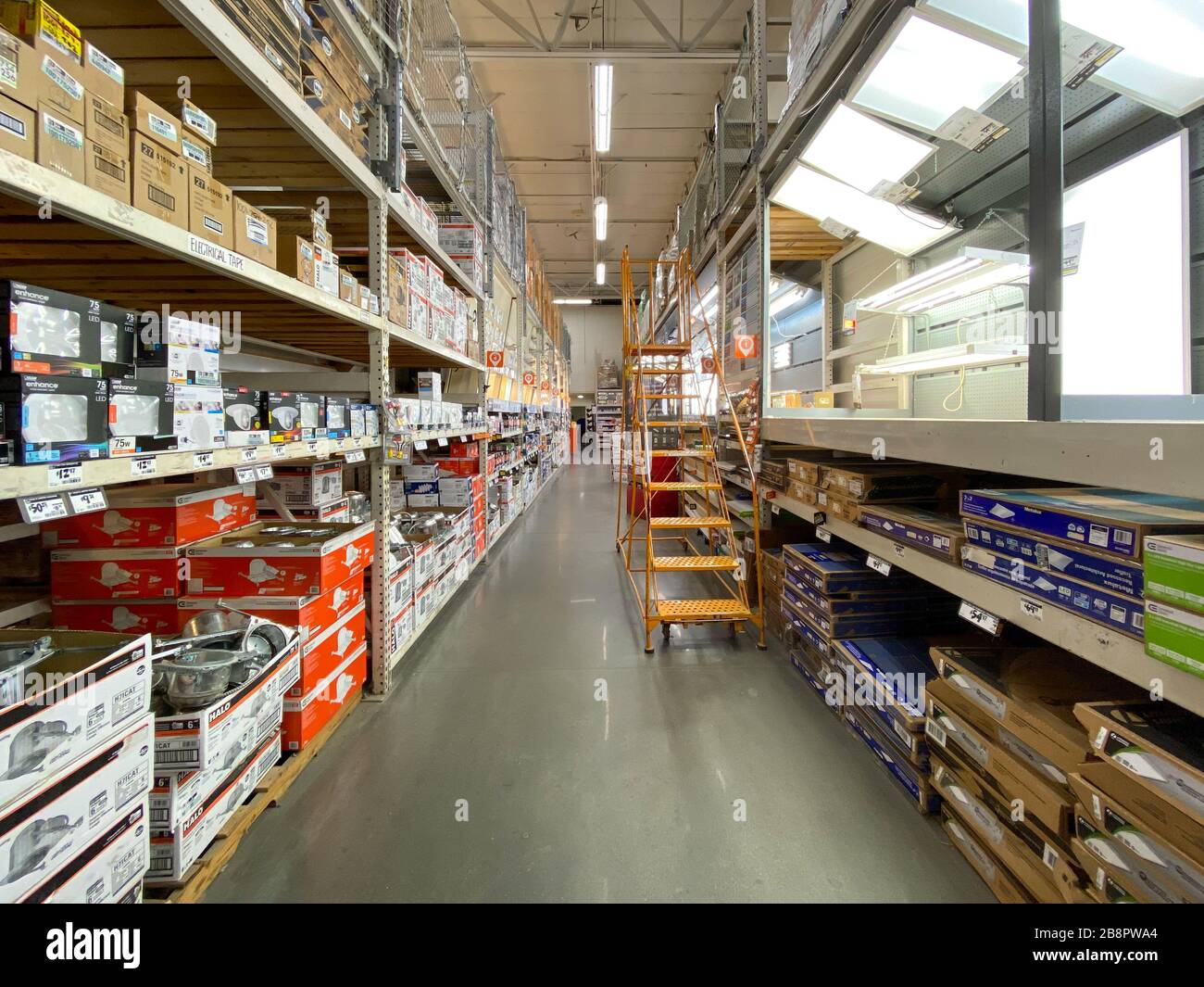 Hardware aisles hi-res stock photography and images - Alamy
