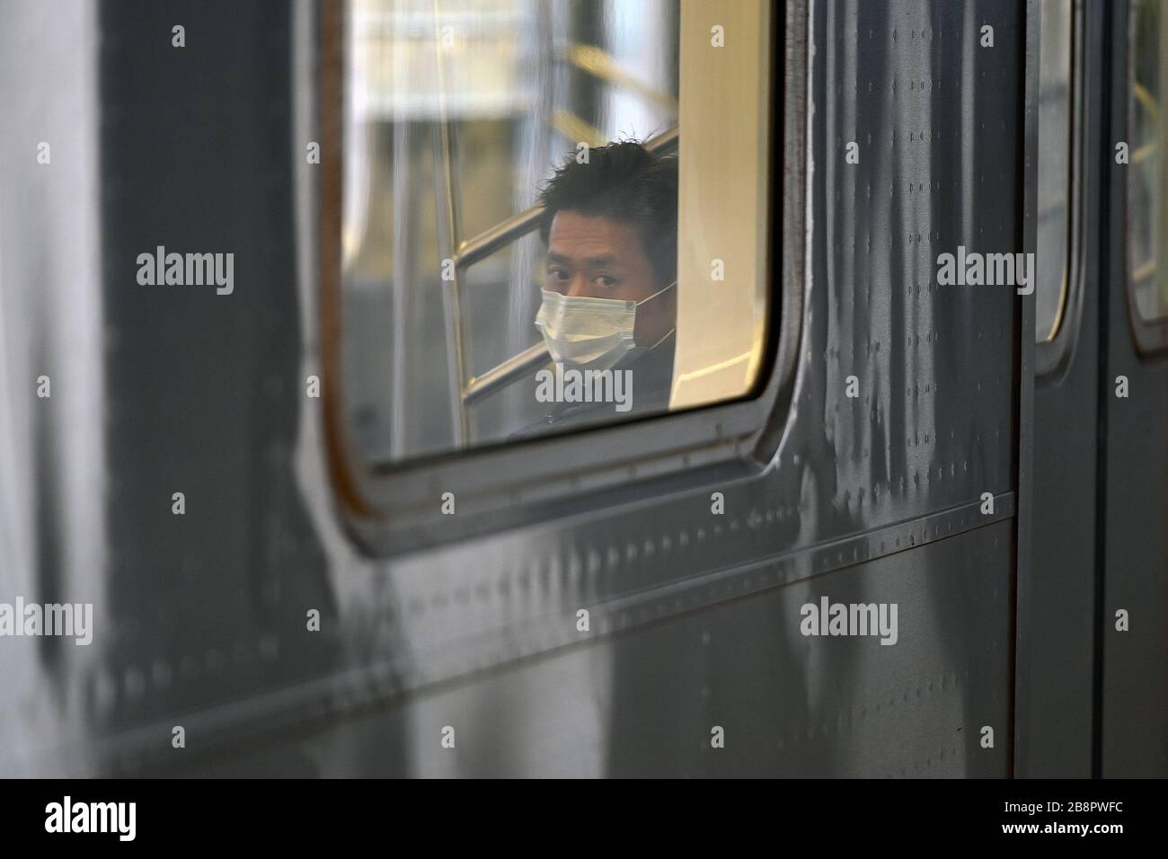 Mask subway new york man hi-res stock photography and images - Alamy