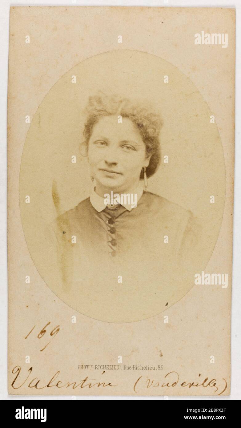 Portrait of Valentine actress at the Vaudeville Theater. Photographie ...