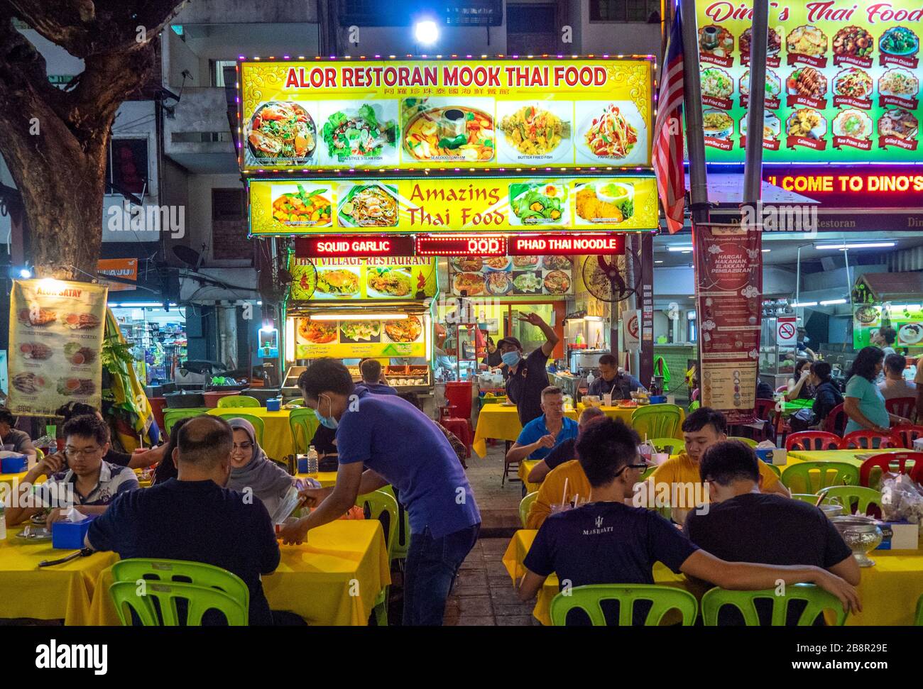 Crowded restaurant dinner hi-res stock photography and images - Alamy