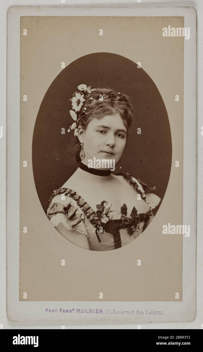 Portrait of Denain (actress) Portrait de Denain, actrice. Photographie ...