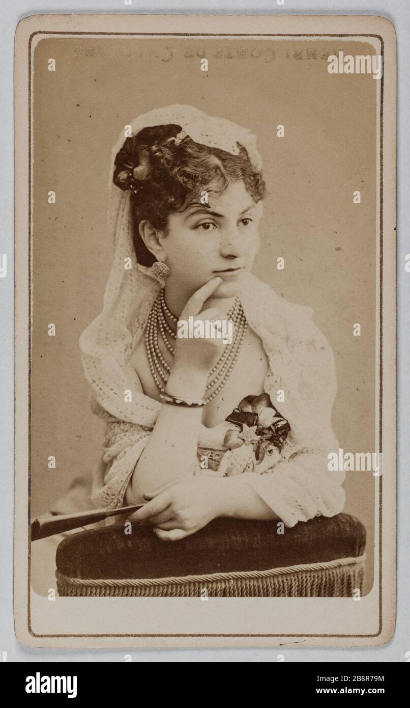 Portrait of Flora (actress) Portrait de Flora, actrice. Photographie de ...
