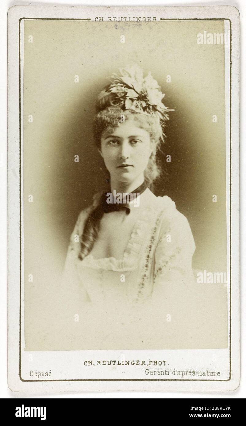 Portrait of Louise Meret actress at the Vaudeville Theater. Portrait de ...