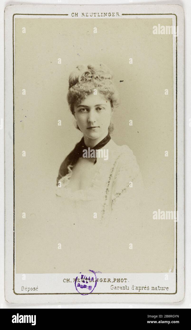 Portrait of Louise Meret actress at the Vaudeville Theater. Portrait de ...