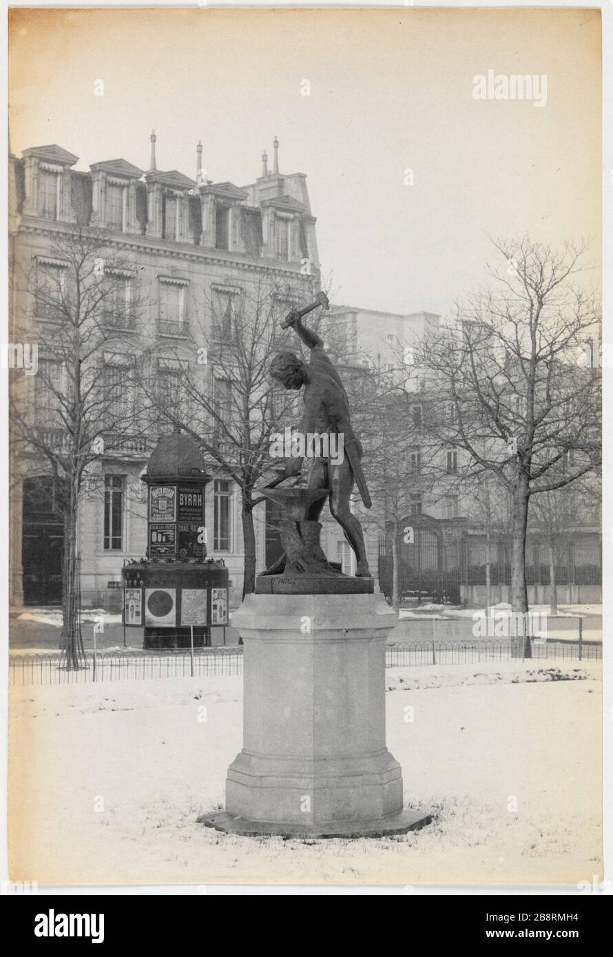 A blacksmith. Bronze statue of a blacksmith in a park, Paris "Statue en ...