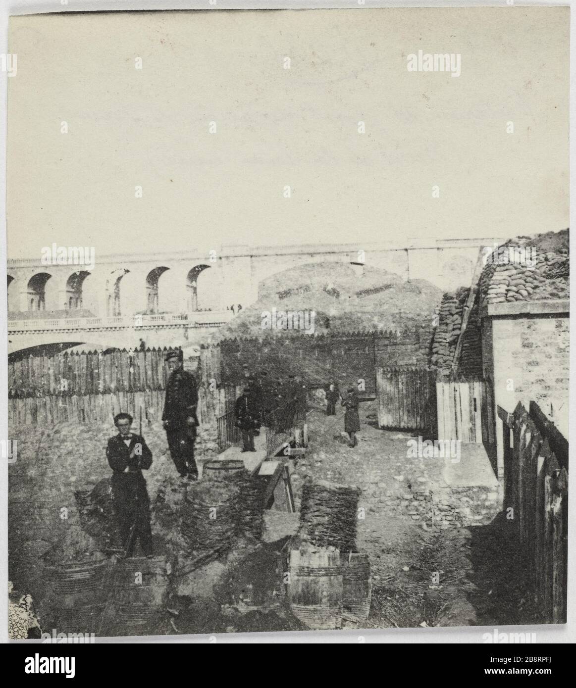 Poterne and bridge pier bleach / (Bord de Seine, downstream). Poterne ...