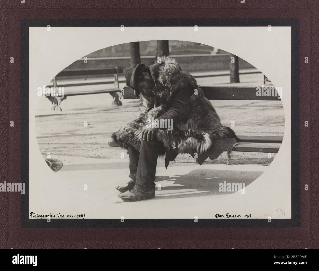 Tramp asleep on a bench. Clochard endormi sur un banc. Photographie de ...