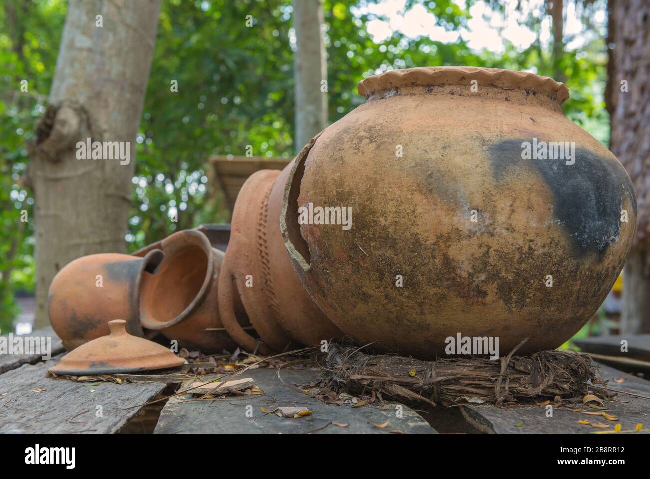 Broken vase antique hi-res stock photography and images - Alamy