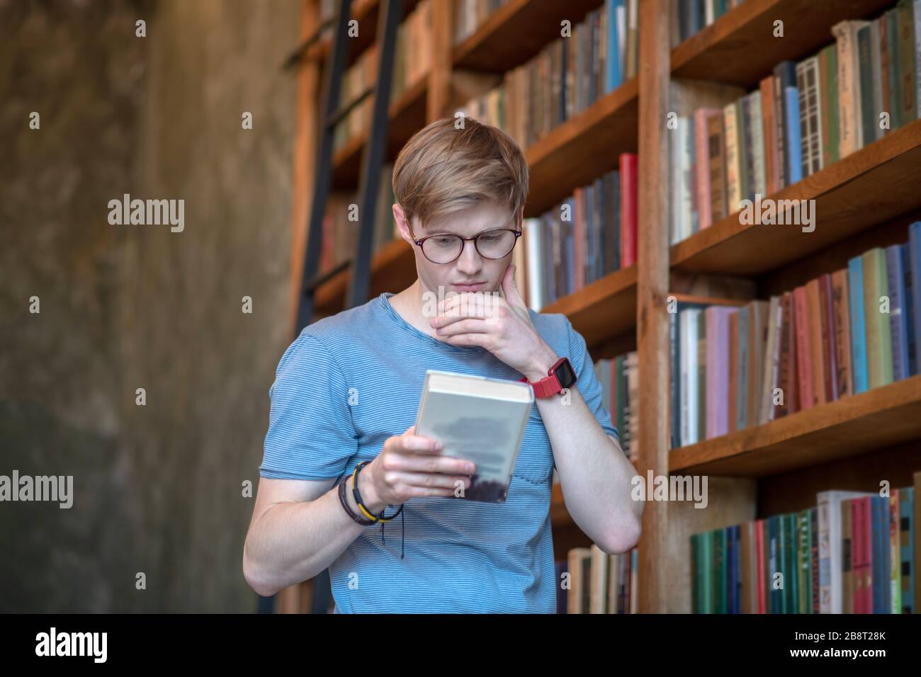 Reading a lots of books hi-res stock photography and images - Alamy