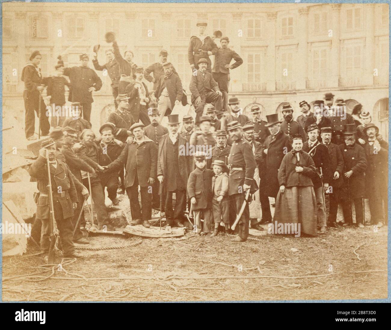 PARIS - COMMUNARDS Groupe devant la statue renversée de Napoléon Ier ...