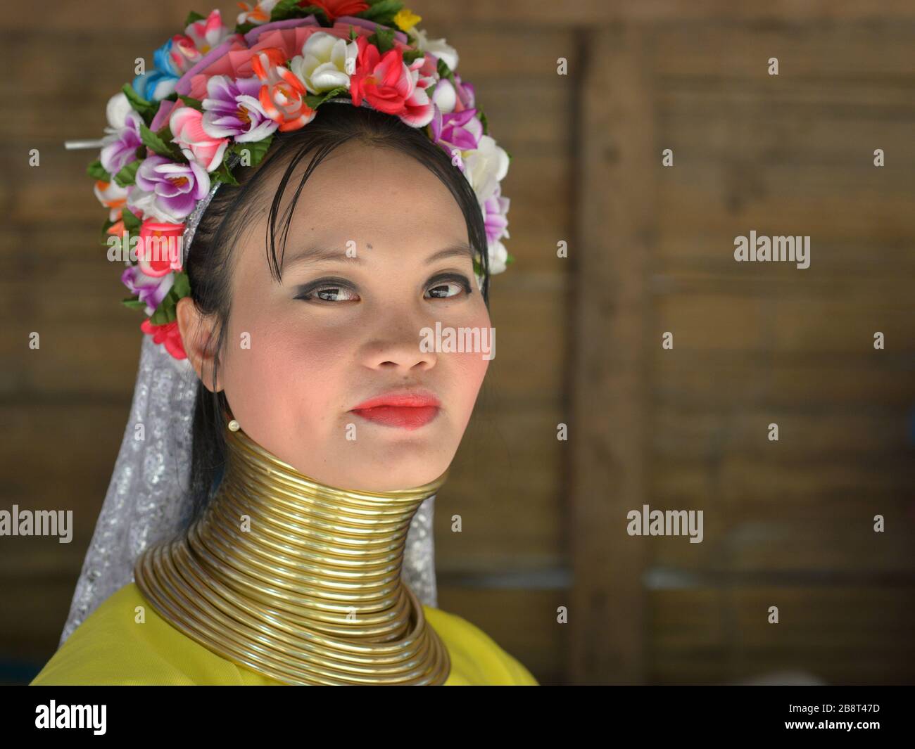 Beautiful Thai/Burmese long-neck Kayan saleswoman (“giraffe woman ...