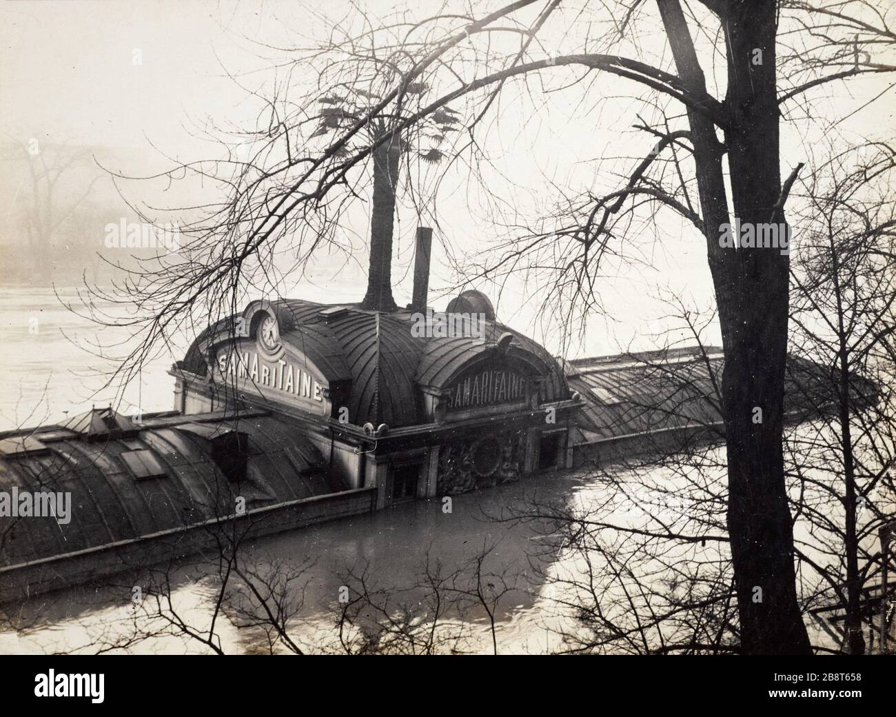 BATHS OF SAMARITAN Les Bains de la Samaritaine (1920). Photographie de ...