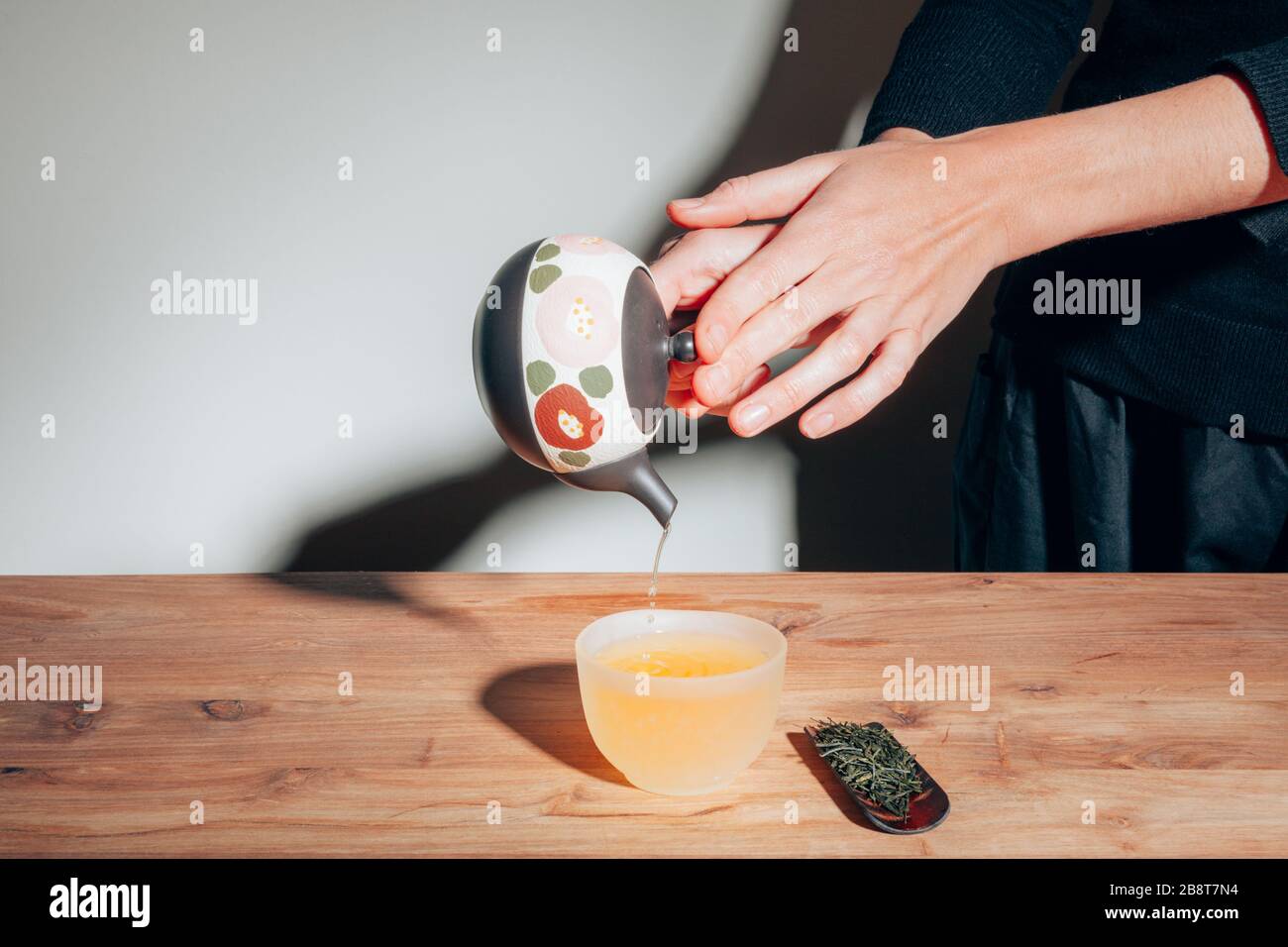 Women pouring tea hi-res stock photography and images - Alamy