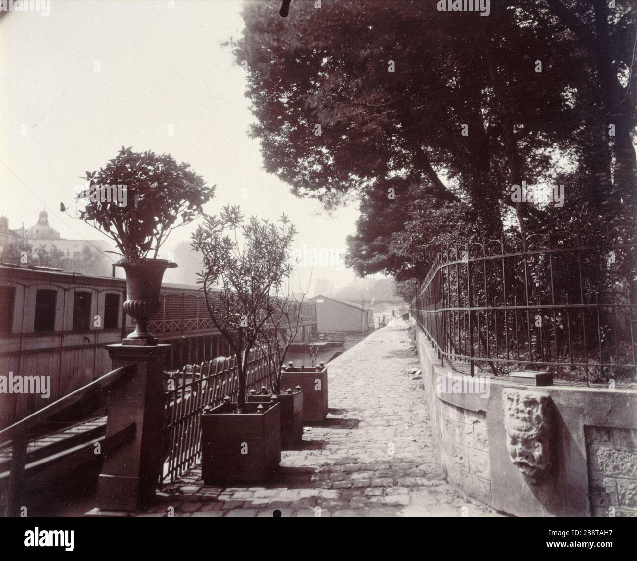 DOCK SUNKEN BRIDGE NINE Quai en contrebas du Pont Neuf. Paris (Ier ...