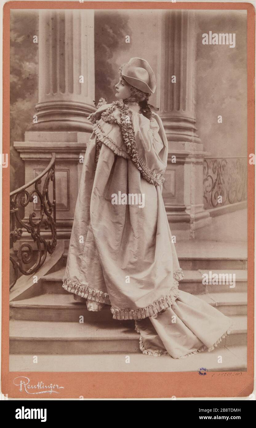 Vertical Réjane back in a staircase, (1856-1920), (actress) Portrait de ...