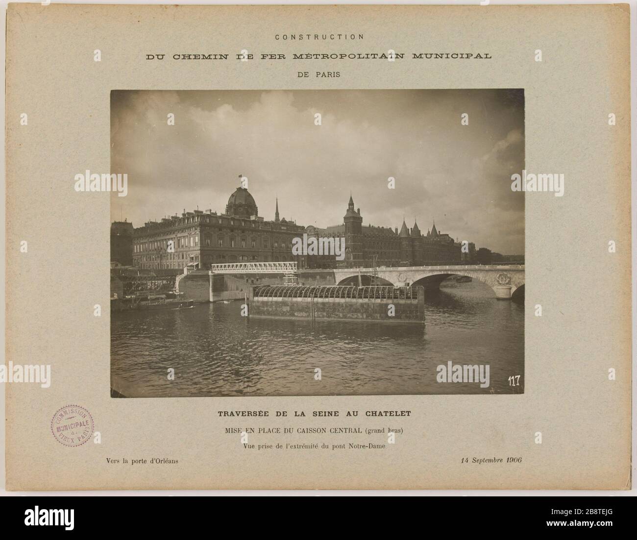 Building / path metropolitan municipal iron / from Paris / Crossing the ...