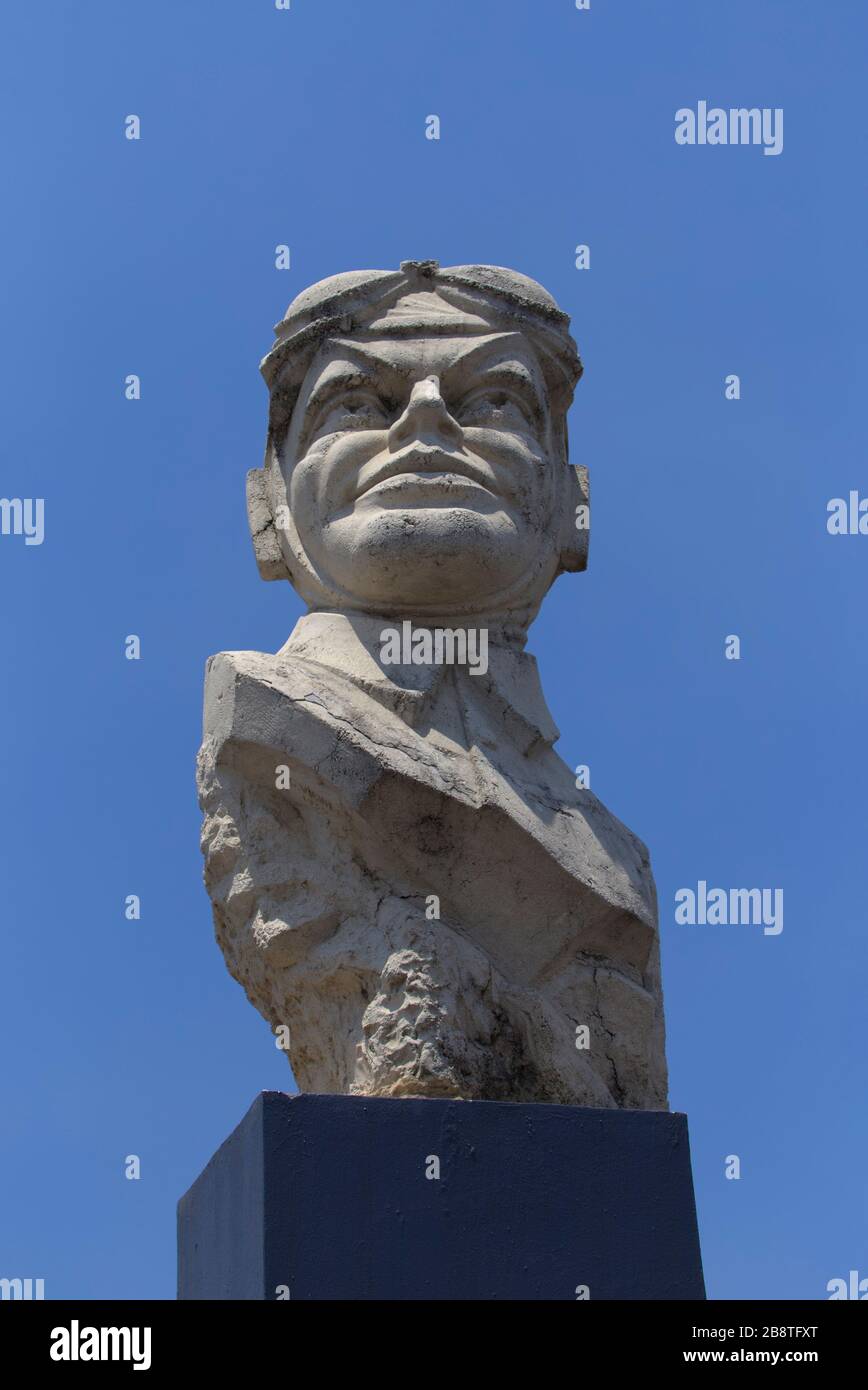 Memorial statue to Bert Hinkler pioneer aviator born in Bundaberg ...