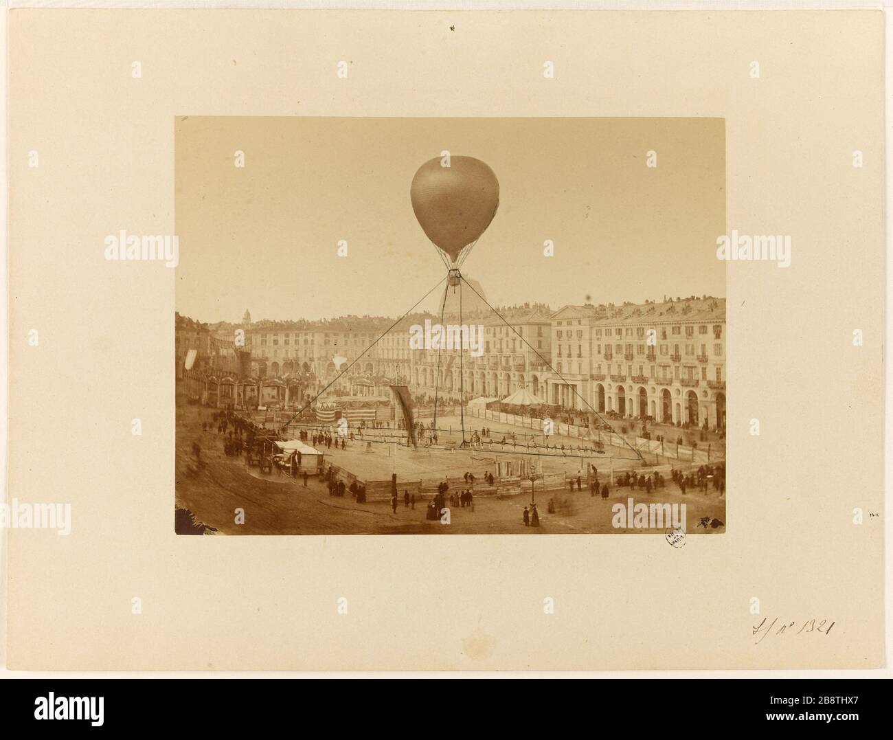 Setting up a balloon in Turin Mise debout d'un ballon à Turin ...