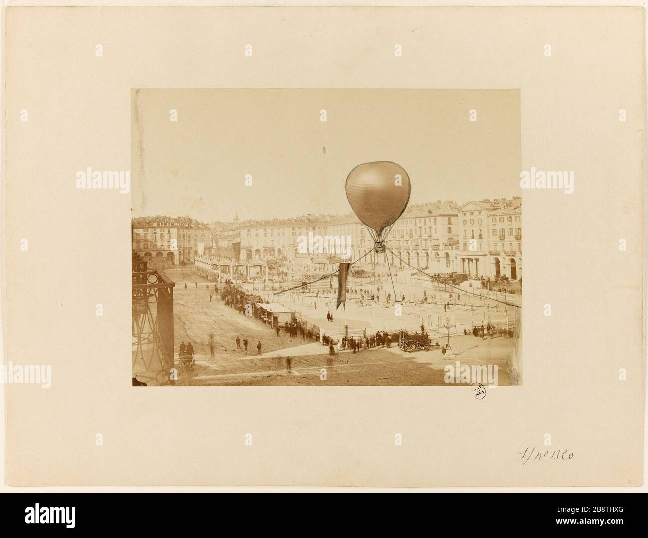 Setting up a balloon in Turin Mise debout d'un ballon à Turin ...